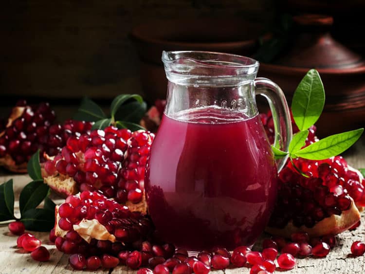 What Does Pomegranate Taste Like? A Tasty Superfruit 2023
