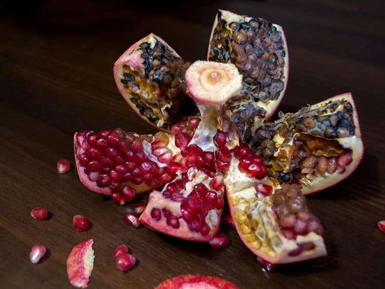 What Does Pomegranate Taste Like? A Tasty Superfruit 2023